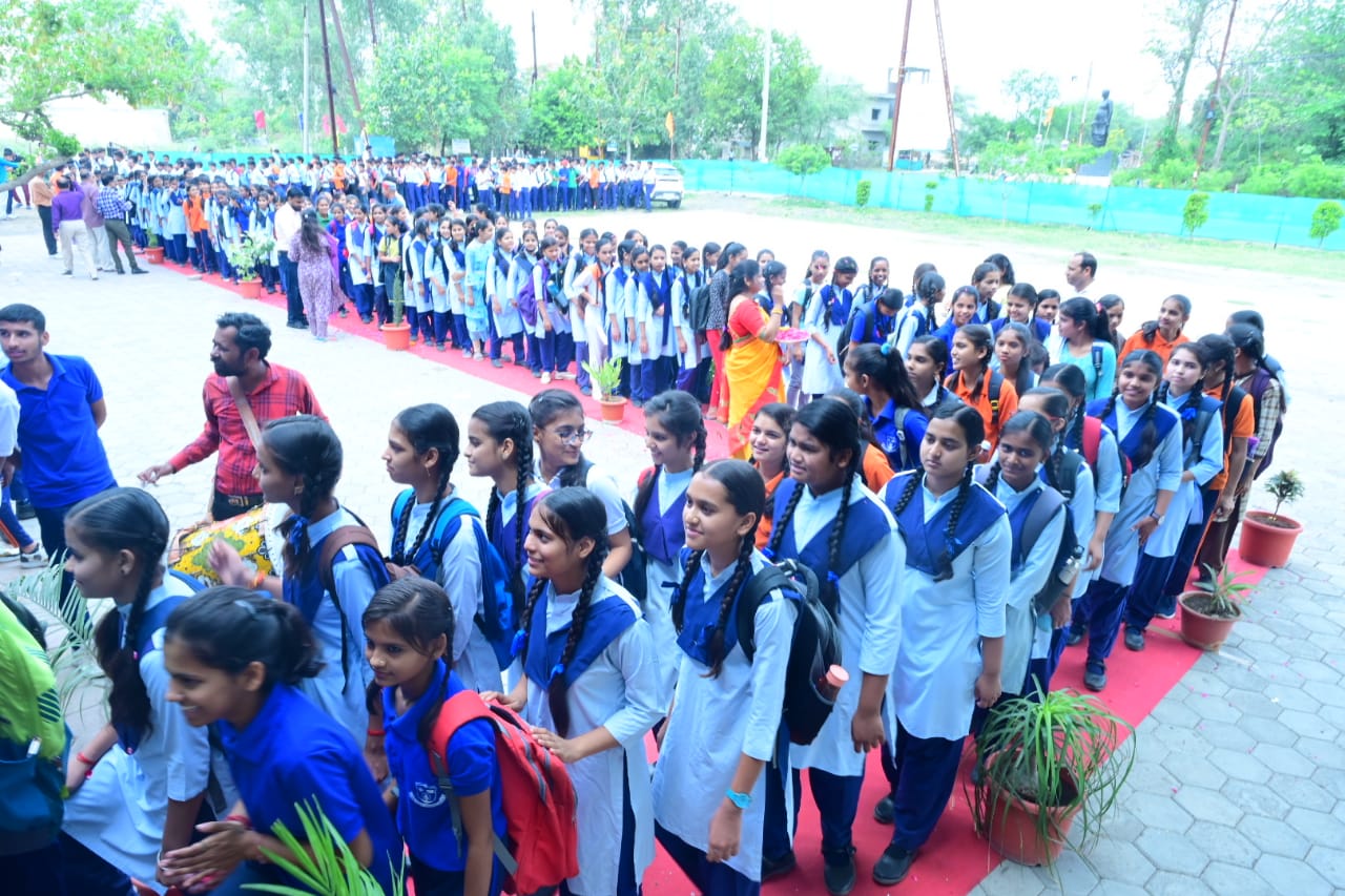 Got admission in CM Rise School by applying Tilak | तिलक लगाकर सीएम ...