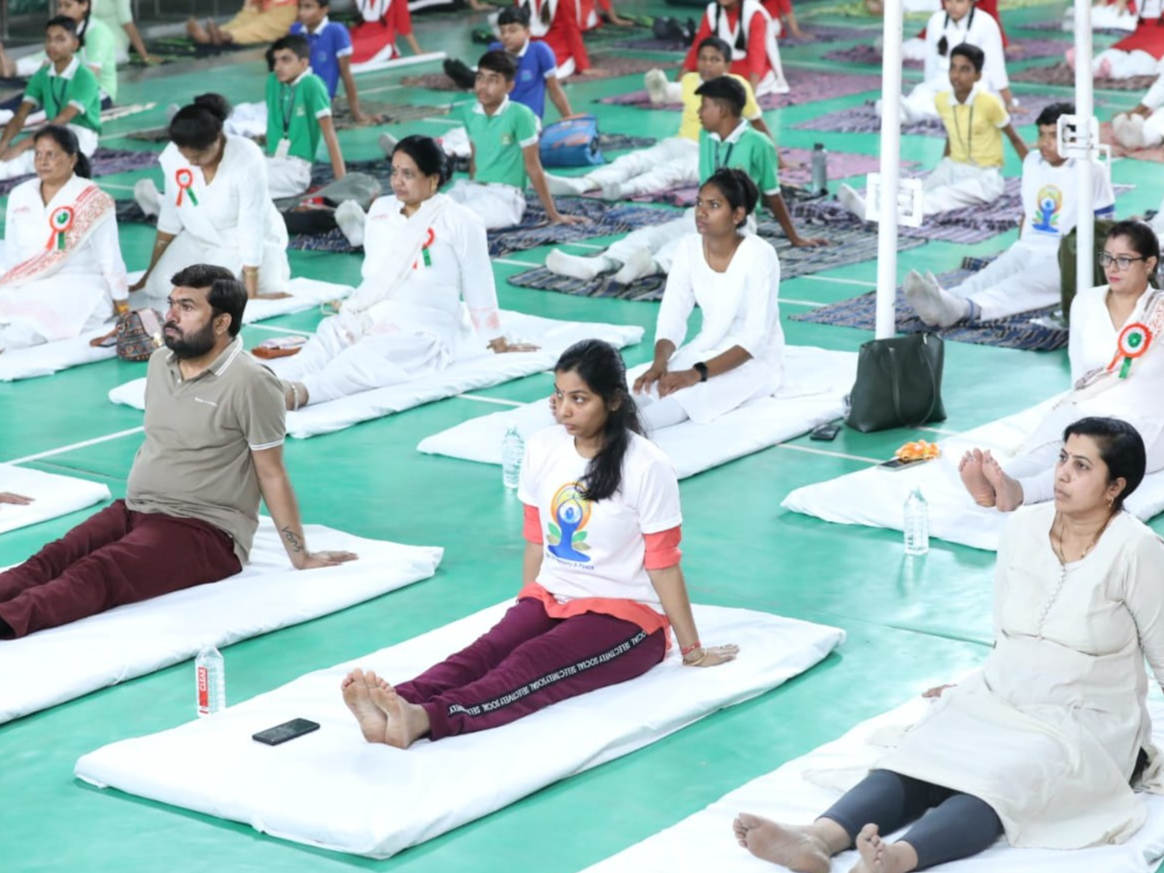 कलेक्टर शीतला पटले ने कहा कि उत्तम स्वास्थ्य के लिए योग का संकल्प लें ...