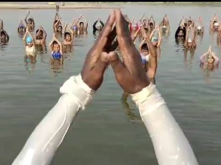 See water yoga in 15 pictures: Swimmers performed all major asanas of ...
