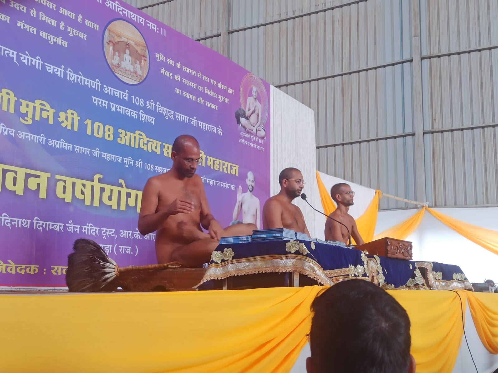 Devotees gave a grand welcome to Digambar Muni Aditya Sagar Sangh on his entry into Rajasthan ...