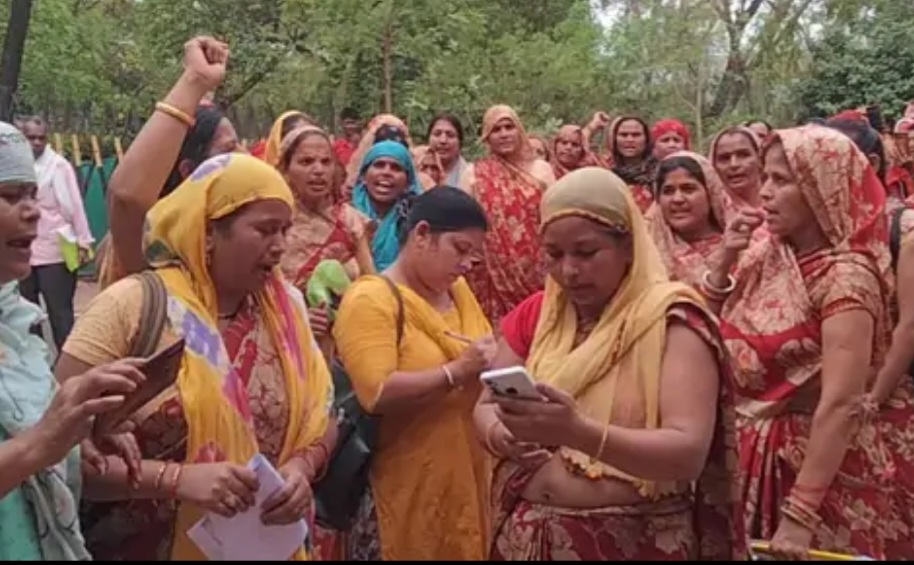 Mini Anganwadi worker said - give us full honorarium hearing in 10 days ...