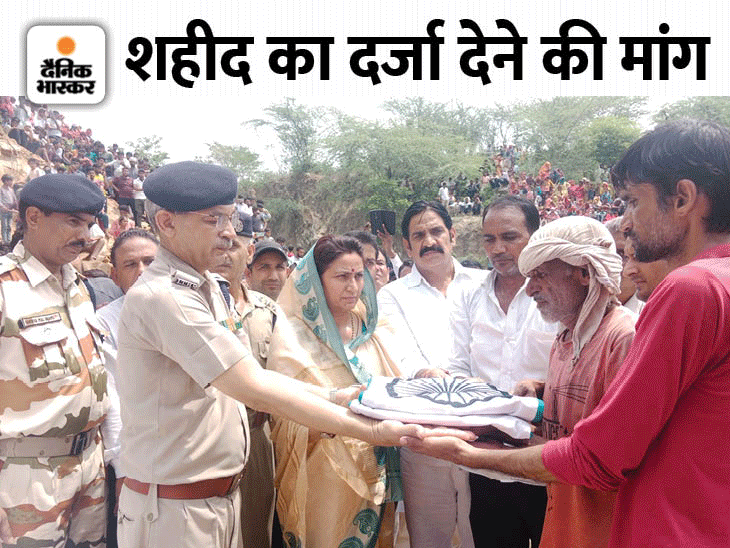 5-year-old son lit the torch in Bansur, a contingent of soldiers ...