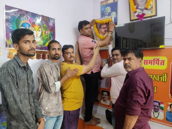 Tribute was laid on the statue, the foundation of Bharatiya Jana Sangh ...