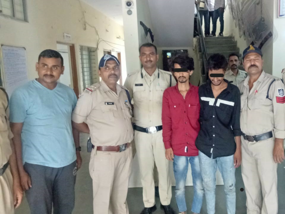 3 tola gold necklace recovered from the accused | दो आरोपियों को पुलिस ...