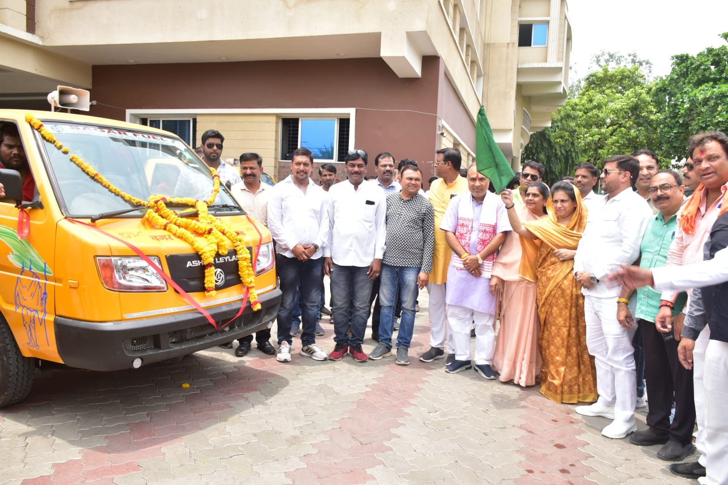 Flagged off new garbage collection vehicle | नए कचरा संग्रहण वाहन को ...