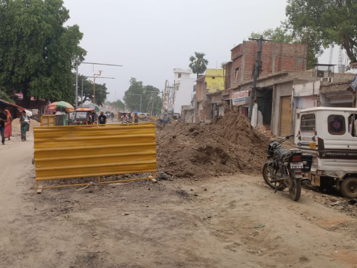 Arbitrary construction work increased the difficulties of passers by ...