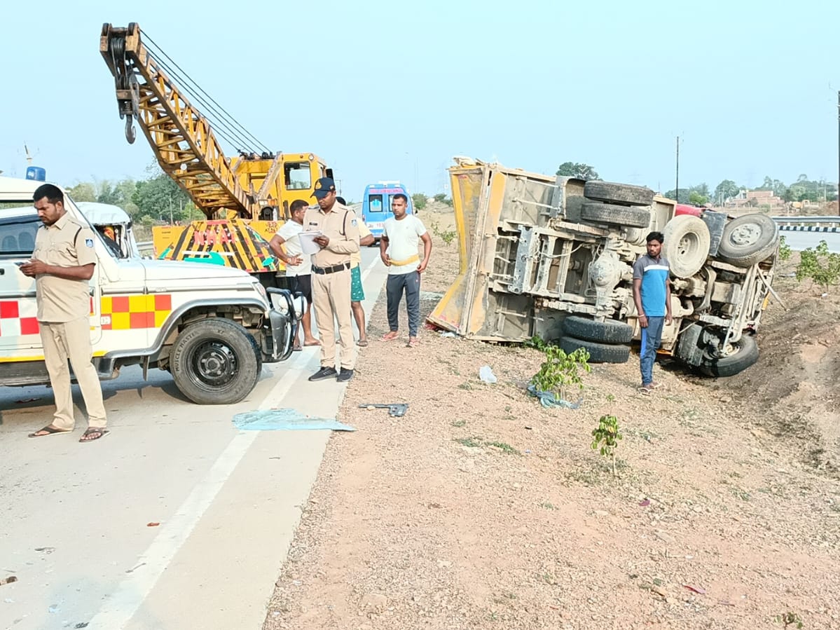 The speeding truck hit the mini truck, then hit the car; 4 injured ...