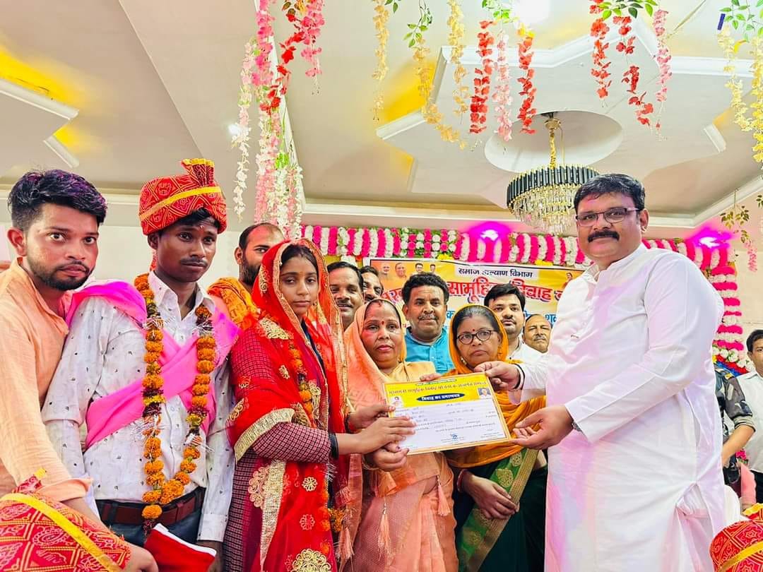 292 couples held each other's hands, 283 Hindu couples took seven ...