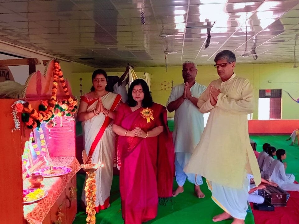 Spoken speaker said, must learn English for better coordination but not ...