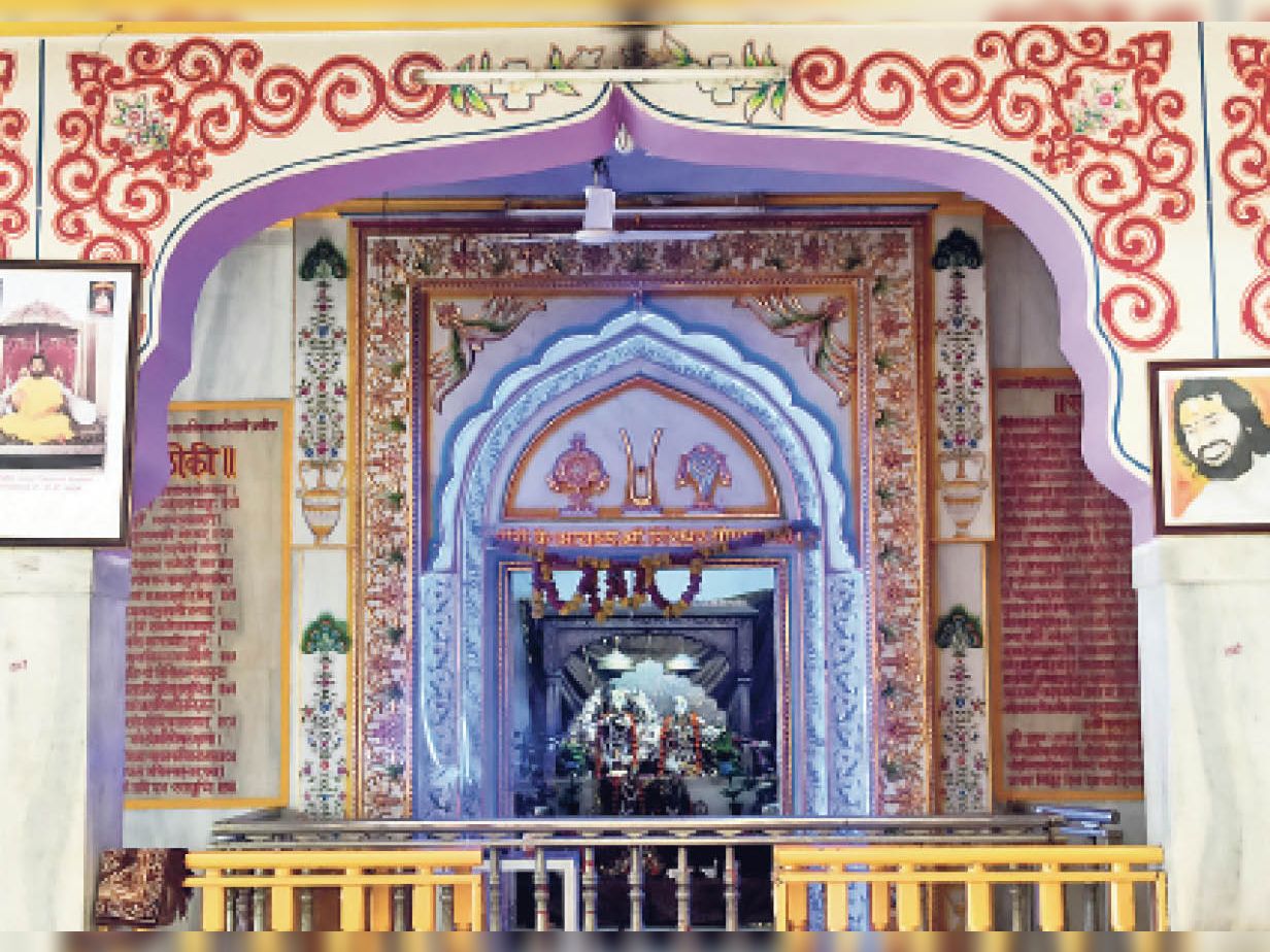 The same Girdhar Gopal in the sanctum sanctorum, whom Meera used to ...