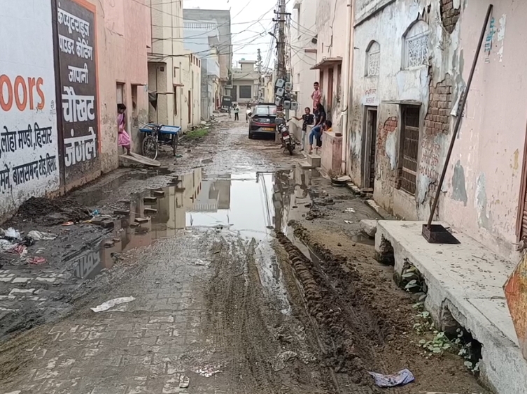 Hisar News : Women Jammed Road, Sewerage Block Problem, Shyamlal Dhani ...