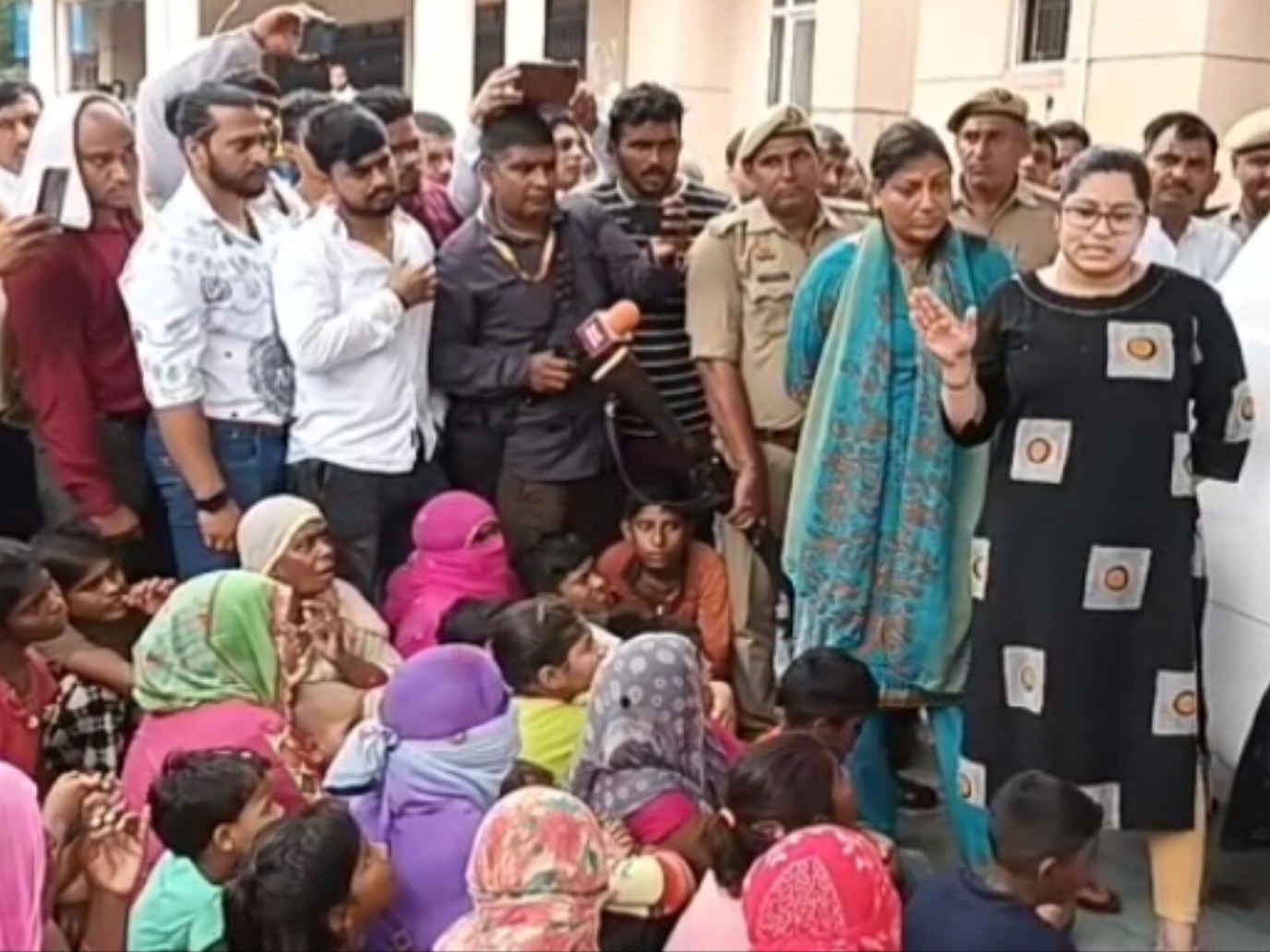 Prajapati Samaj came out in protest, did a foot march on the highway ...