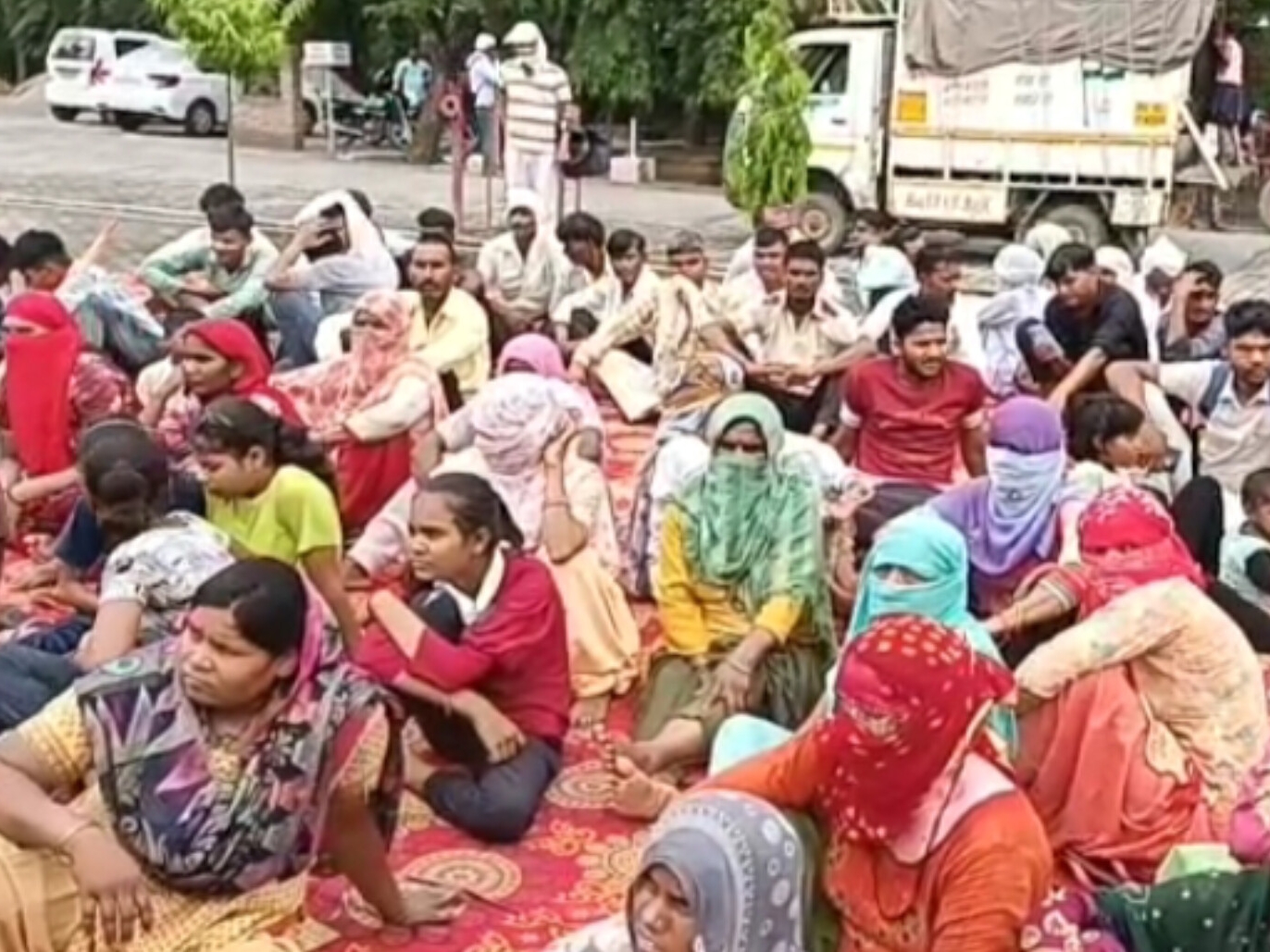 Prajapati Samaj came out in protest, did a foot march on the highway ...