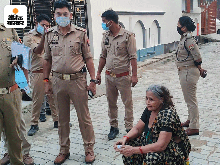 Worms were crawling on the dead body, troubled by the smell, the ...