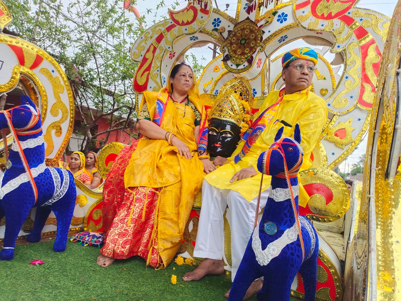 Shobha Yatra taken out by placing the statue of Khatu Shyam in a ...