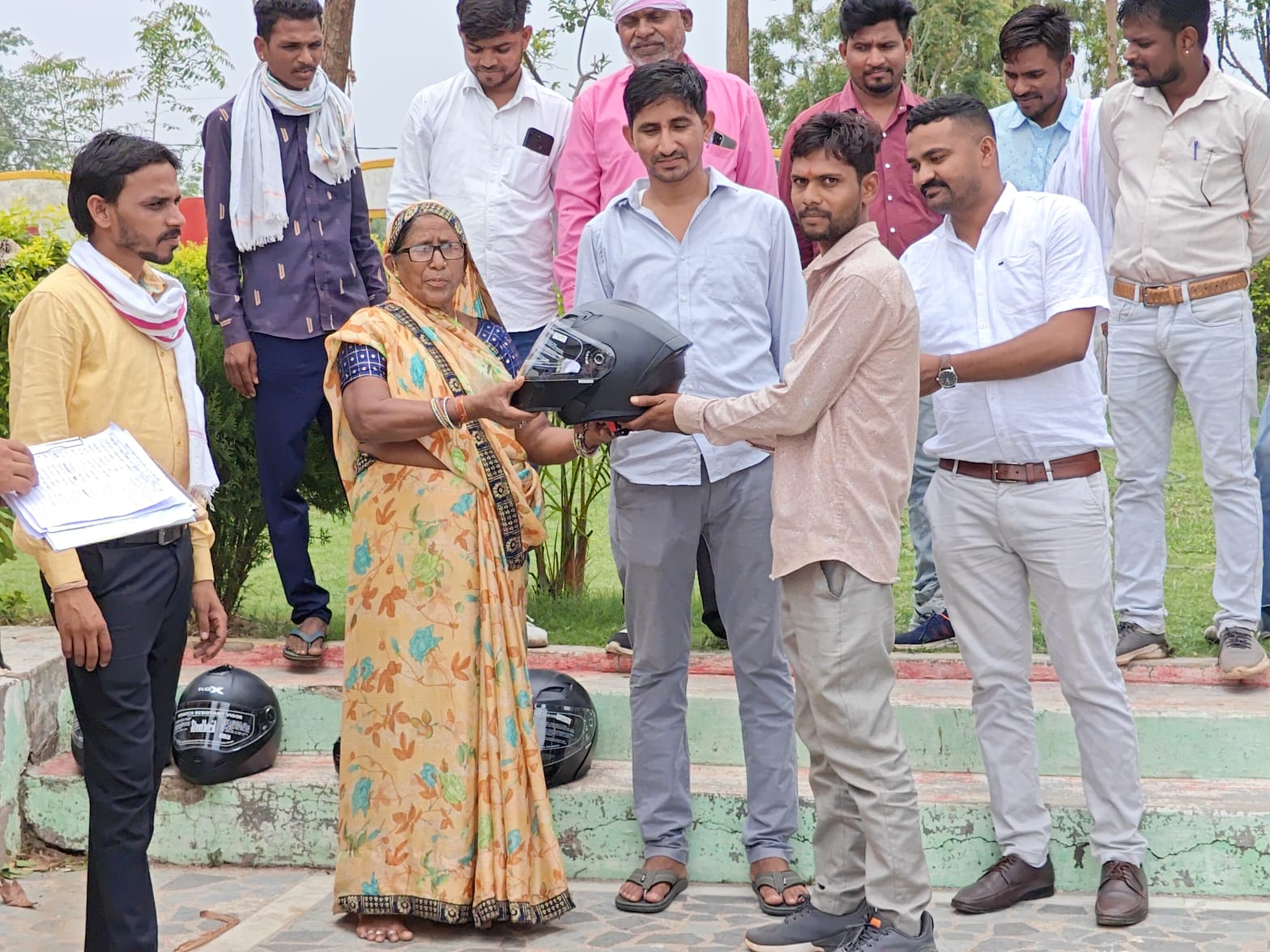 Distributed mini kits of hybrid maize seeds to the farmers of urban ...