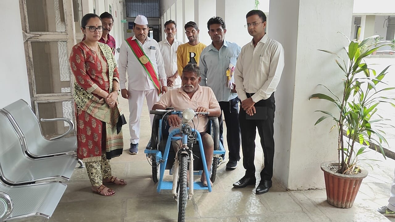 Battery operated tricycle given to Divyang in ADIP scheme | सामाजिक ...