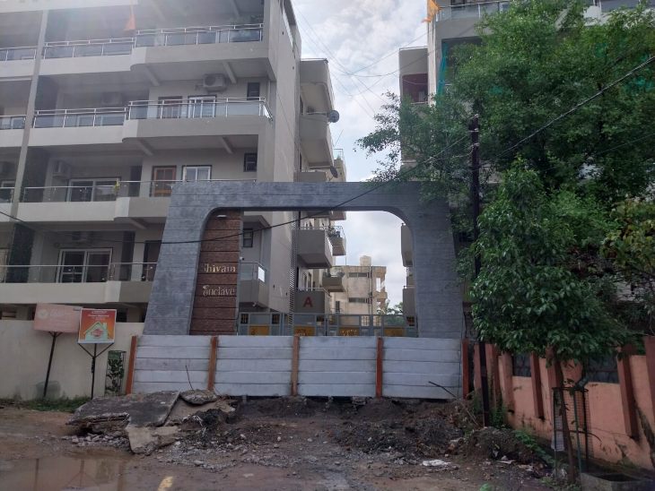 Minocha colonists block 51 families, erect precast wall overnight in ...