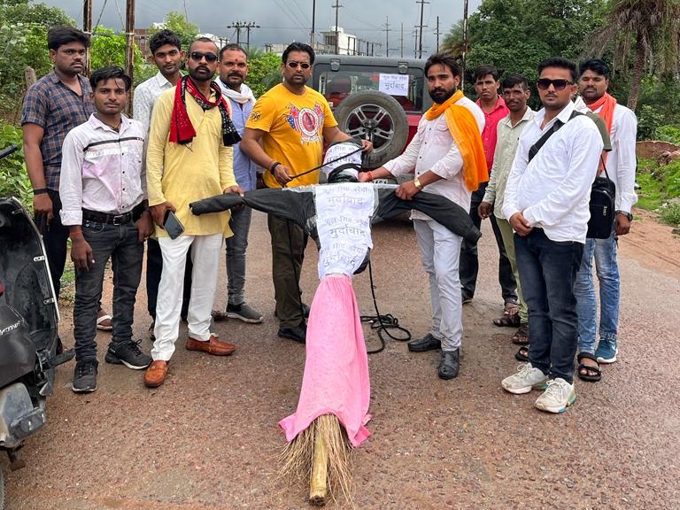 BJP workers burnt the effigy of former MLA Baraiya | दतिया: भाजपा ...