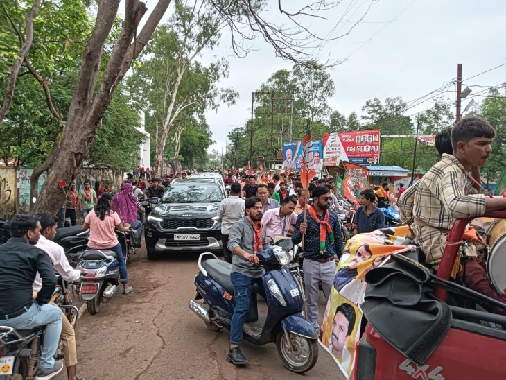 MPs and MLAs were seen doing stunts while standing on the bike; Yuva ...
