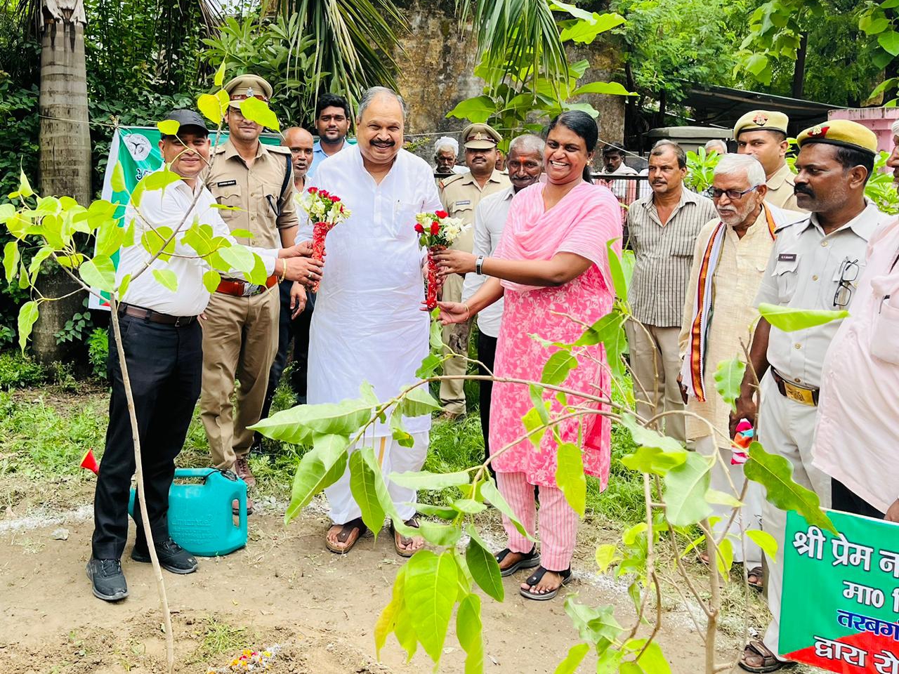 DM in Gonda Sadar Tehsil Complex and MLA did tree plantation in ...