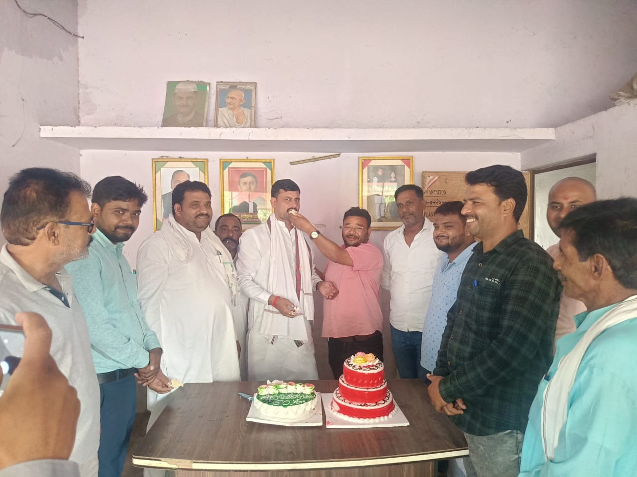 Congratulated by cutting the cake, said- public welfare schemes run in ...