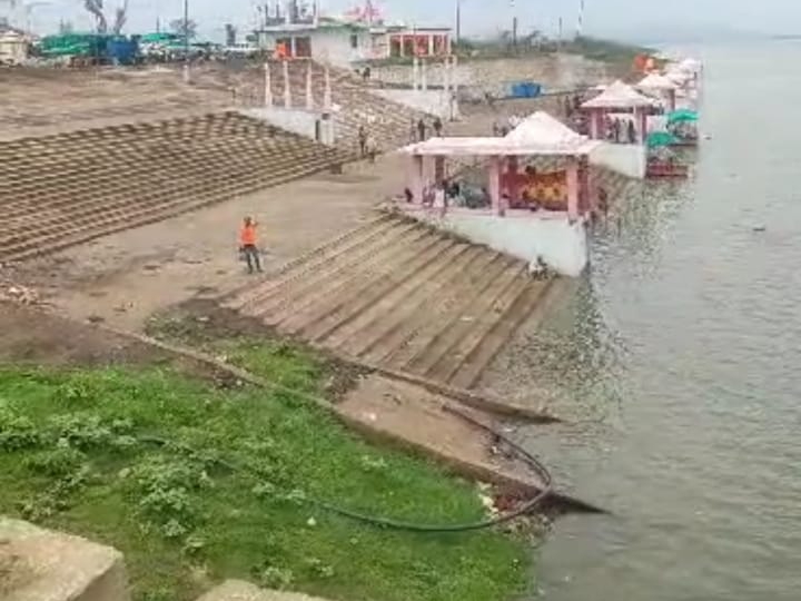 Water reached the bottom of the umbrella at the new ghat, 2 meters near ...