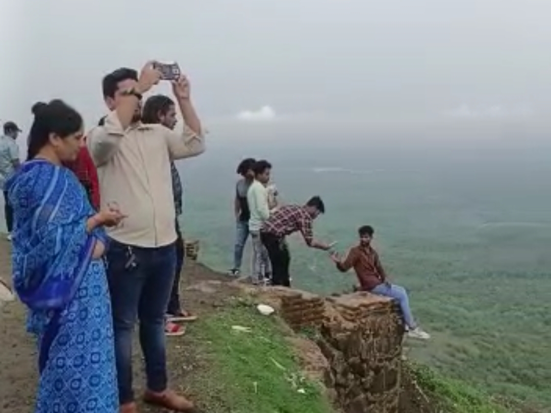 Enjoyed boating at Choral Dam; Selfie taken in Jamgate and Patalpani ...