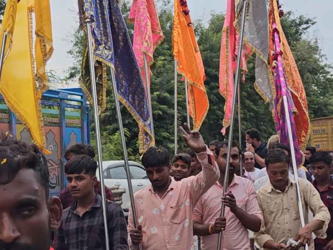 A group of devotees from Kannod took out the Nishan Yatra from Katkoot ...