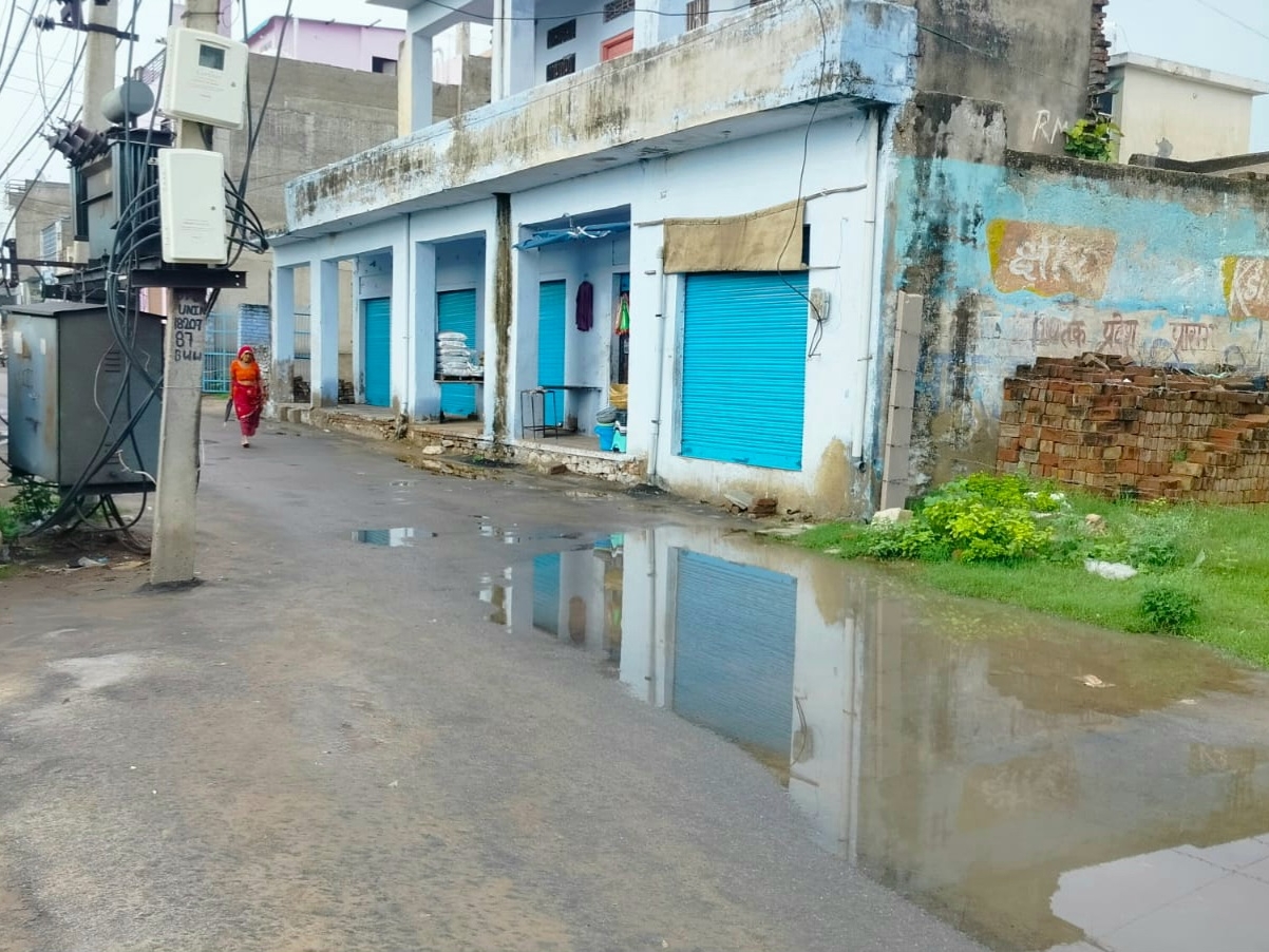 Administration is waiting for a big accident, devotees are passing near ...