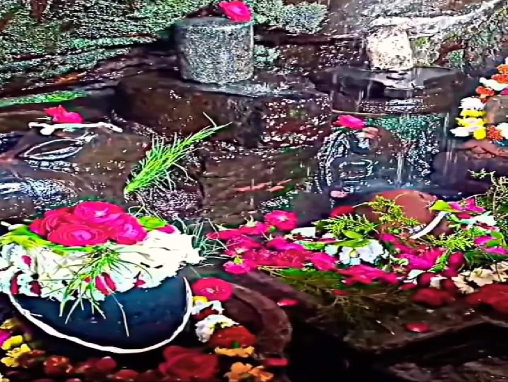 महादेव का प्राकृतिक जलाभिषेक का नजारा श्रद्धालुओं को आकर्षित कर रहा ...