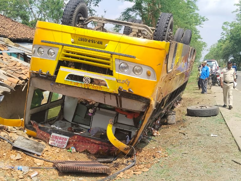 Accident near Lalpur village between Shahdol-Budhar; 24 passengers ...