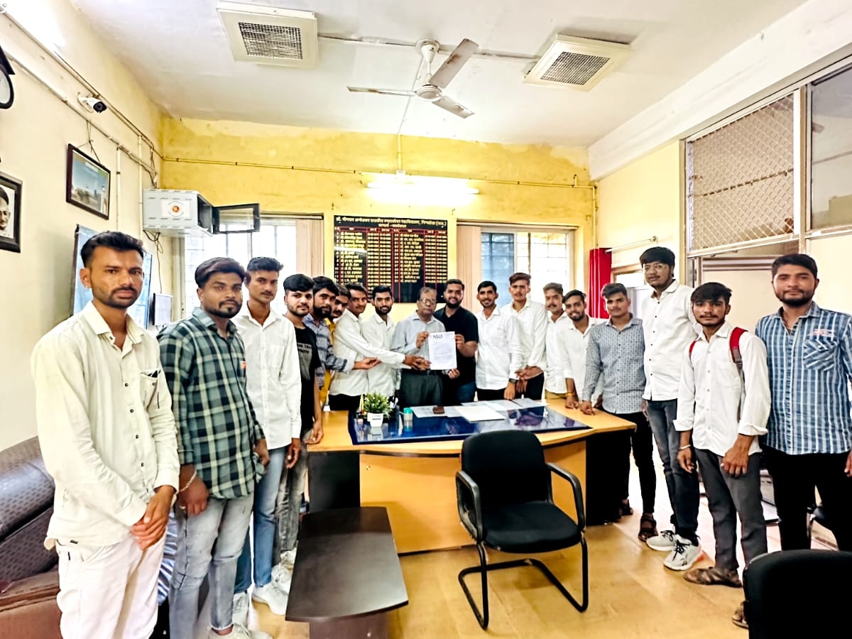 NSUI submitted memorandum to the principal demanding revolution | MA ...