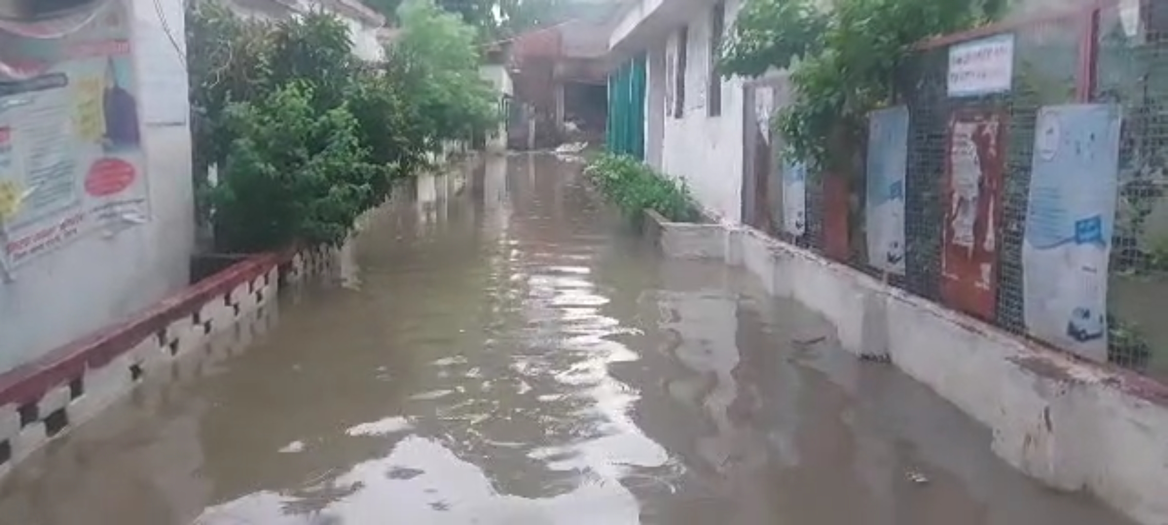 From the labor room of Darauli Hospital, knee-deep water, treatment and ...