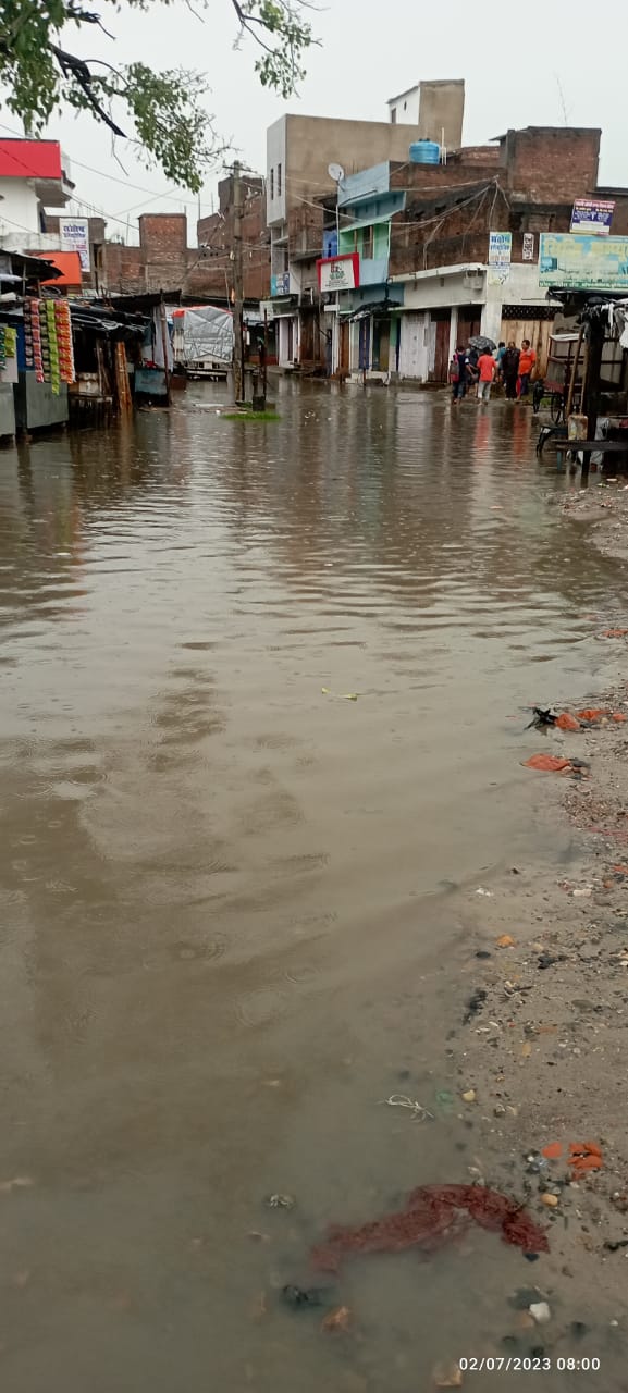 City roads and streets are waterlogged due to rain water | बारिश के ...