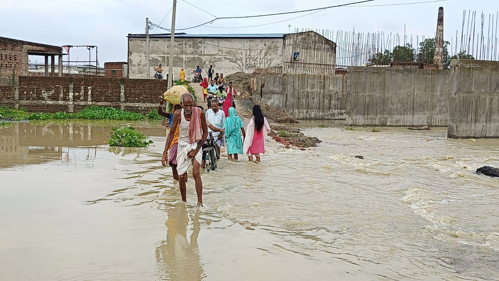 Diversion collapsed due to rising water level of Khadag river | खड़ग ...