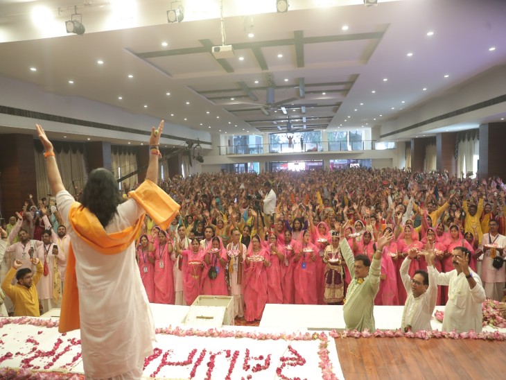 Devki Nandan Maharaj asked the disciples to take an oath that they will ...
