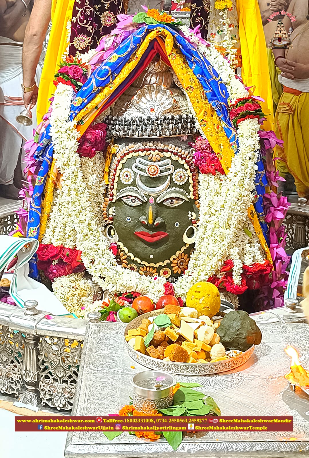 Shringar in the form of a king by offering fragrant flowers with silver ...