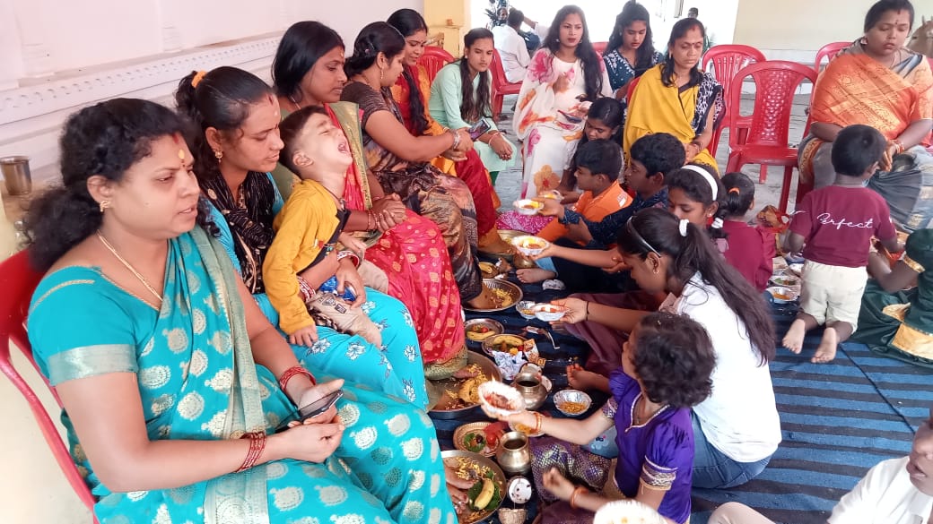 Children wash the feet of their mothers in the form of a guru ...