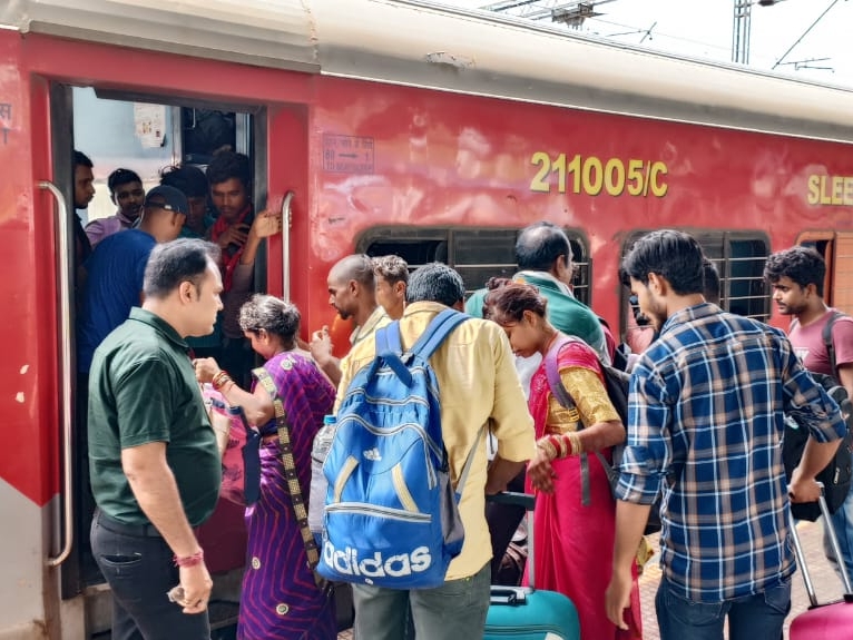 Sabarmati Express was running with the help of a nut when the axle box ...