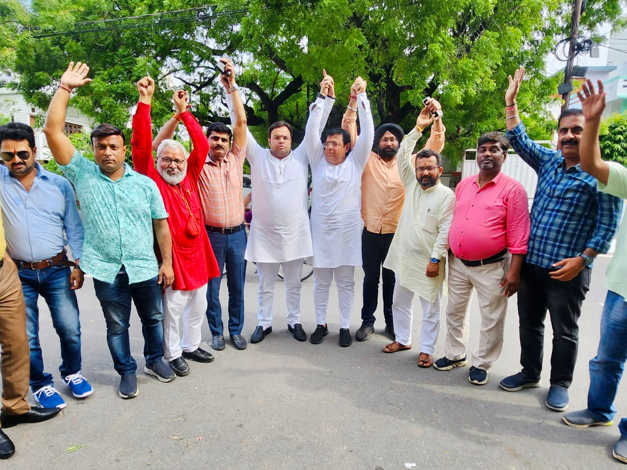Representatives of Lucknow trade board met the aggrieved traders ...