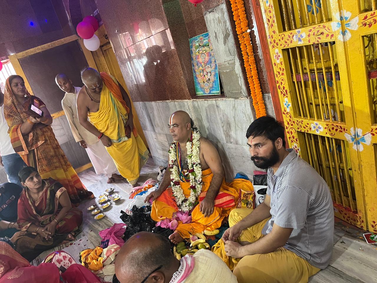 Devotion to Guru's feet is beneficial for human life: Prapannacharya Ji ...