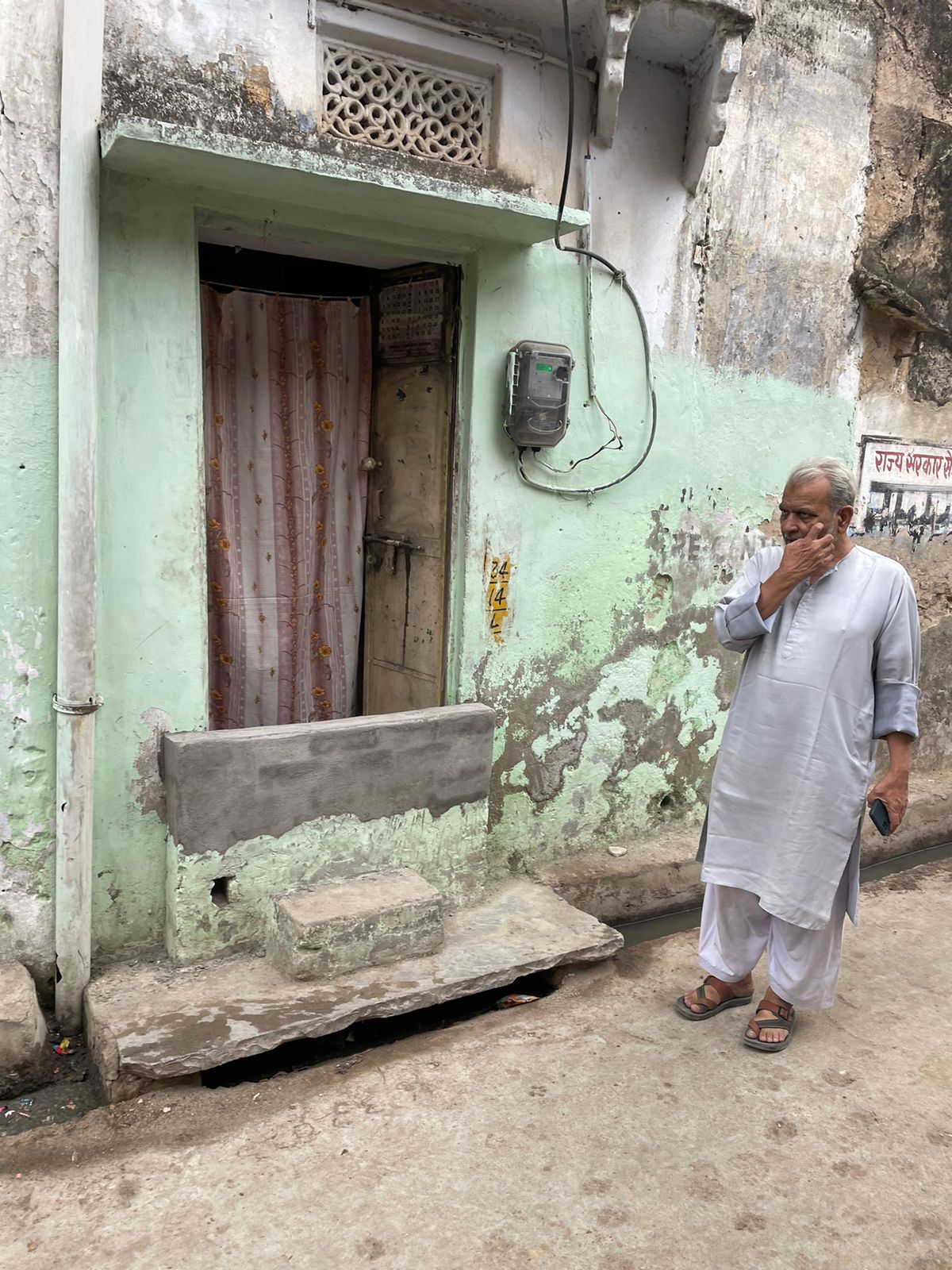 People saddened by the poor drainage system, now forced to build a wall ...