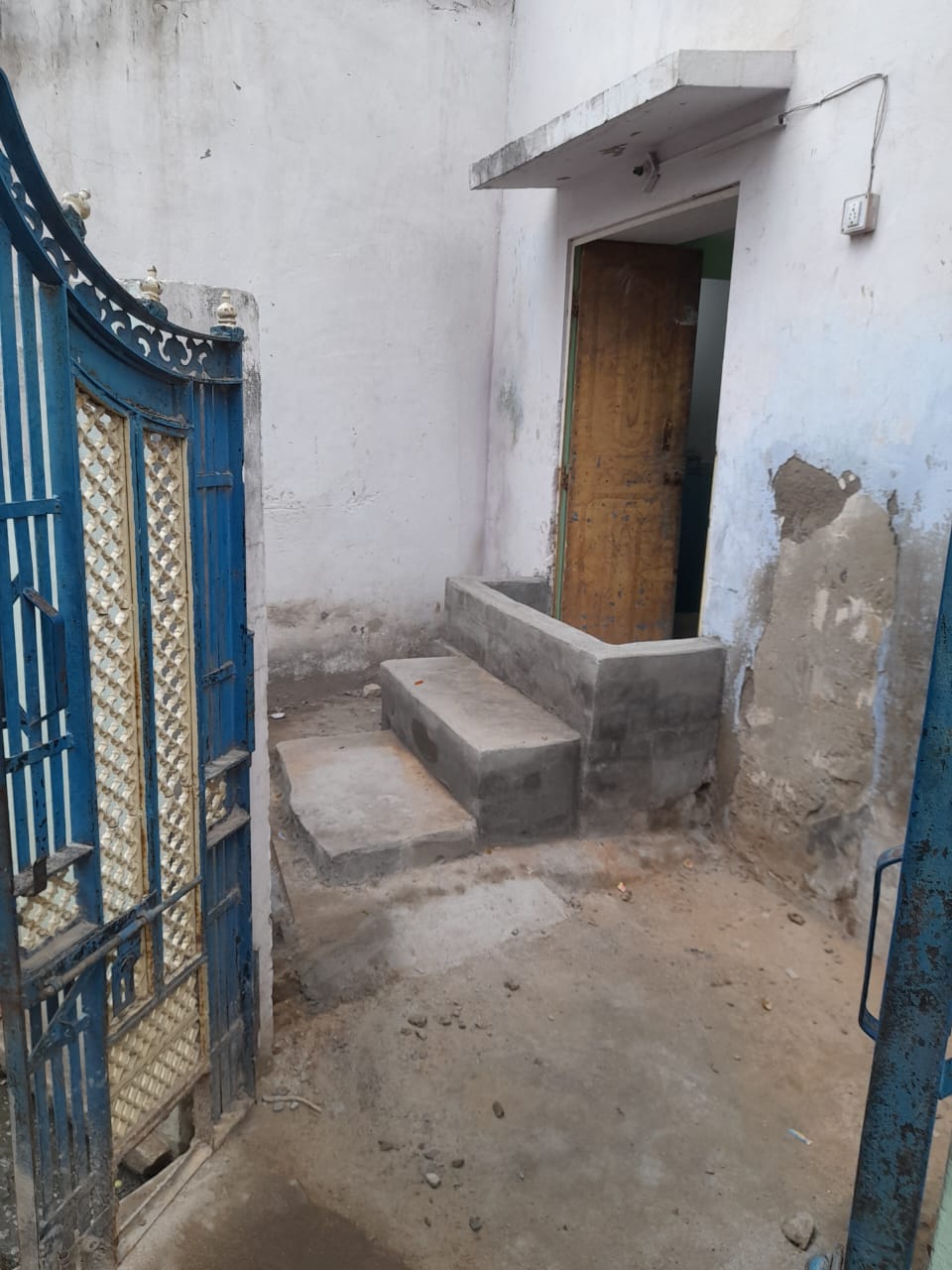 People saddened by the poor drainage system, now forced to build a wall ...