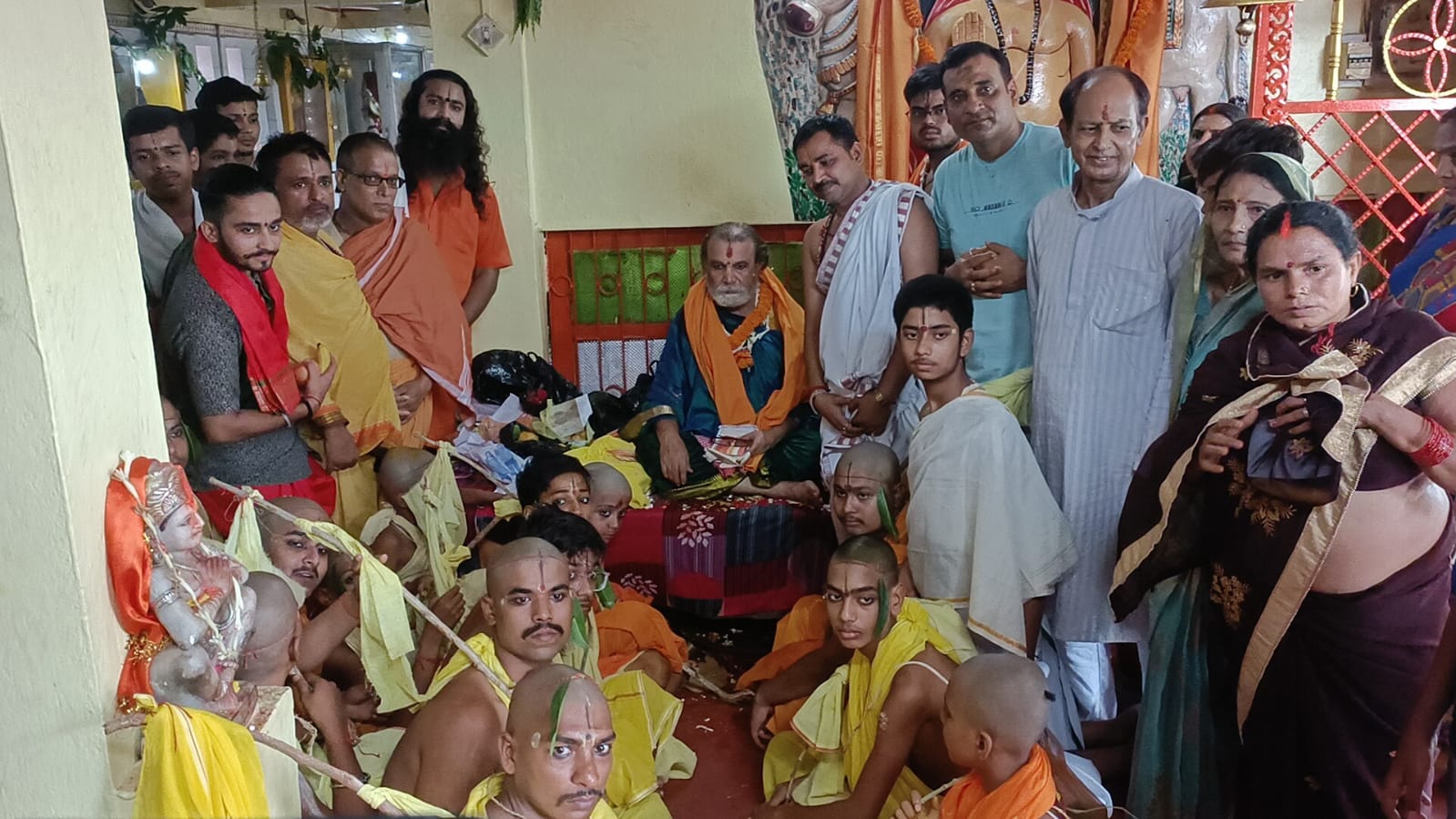 Yagyopaveet Sanskar of 20 Batuk Brahmins, 450 devotees wore conch shell posture | 20 बटुक ...