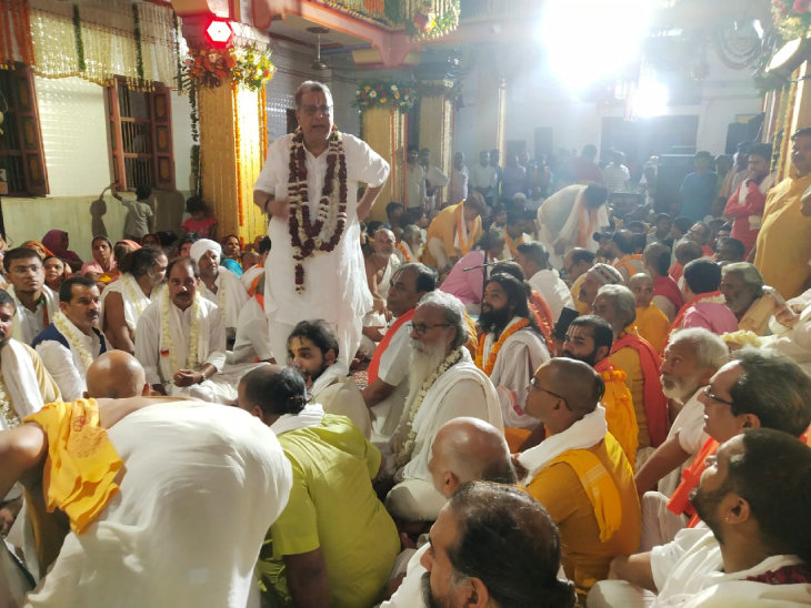Deities of Lord Sitaram adorned with divine clothes and ornaments ...