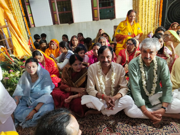 Deities of Lord Sitaram adorned with divine clothes and ornaments ...