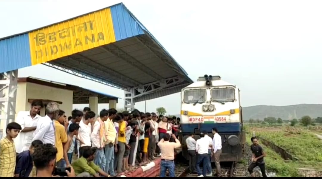 Engine run on track from Didwana to Dausa on Dausa-Gangapur City rail ...