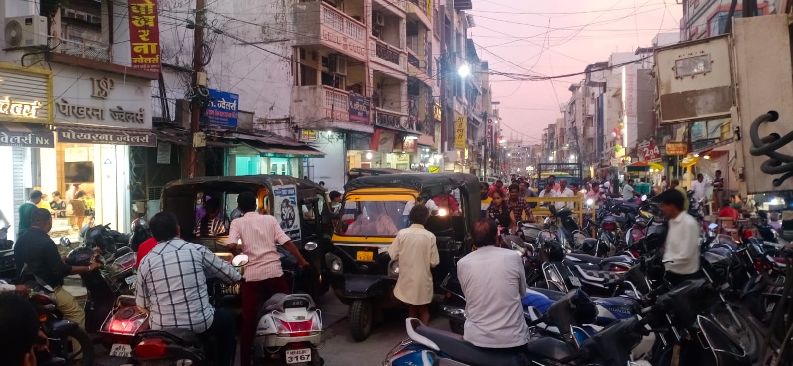 One lane of Chandni Chowk Fourlane became parking, vehicles in half of ...