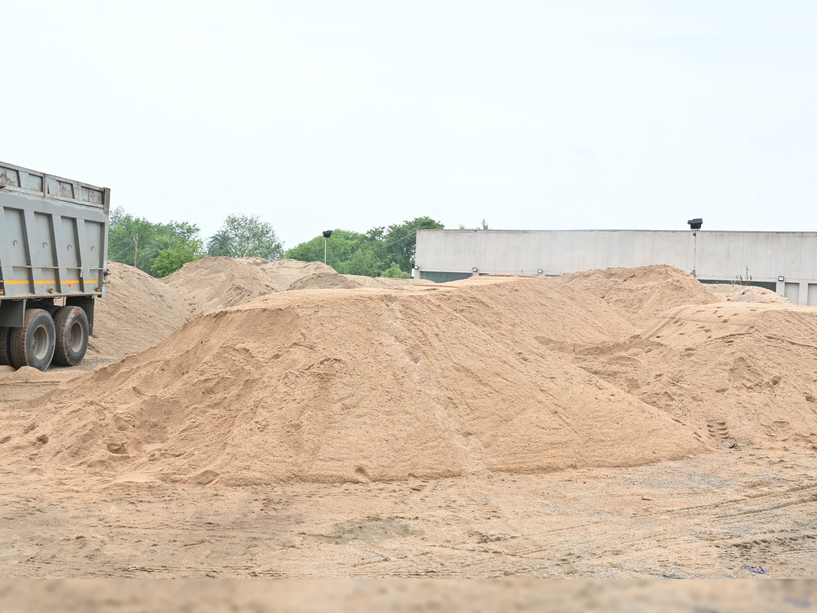 The government kept a reserve prize of 950 crores for 1150 sand mines ...